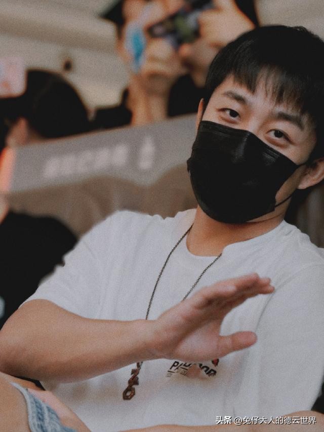 On Zhang Jiuling's birthday in Deyun Society, fans showed their support downstairs. Netizens ...