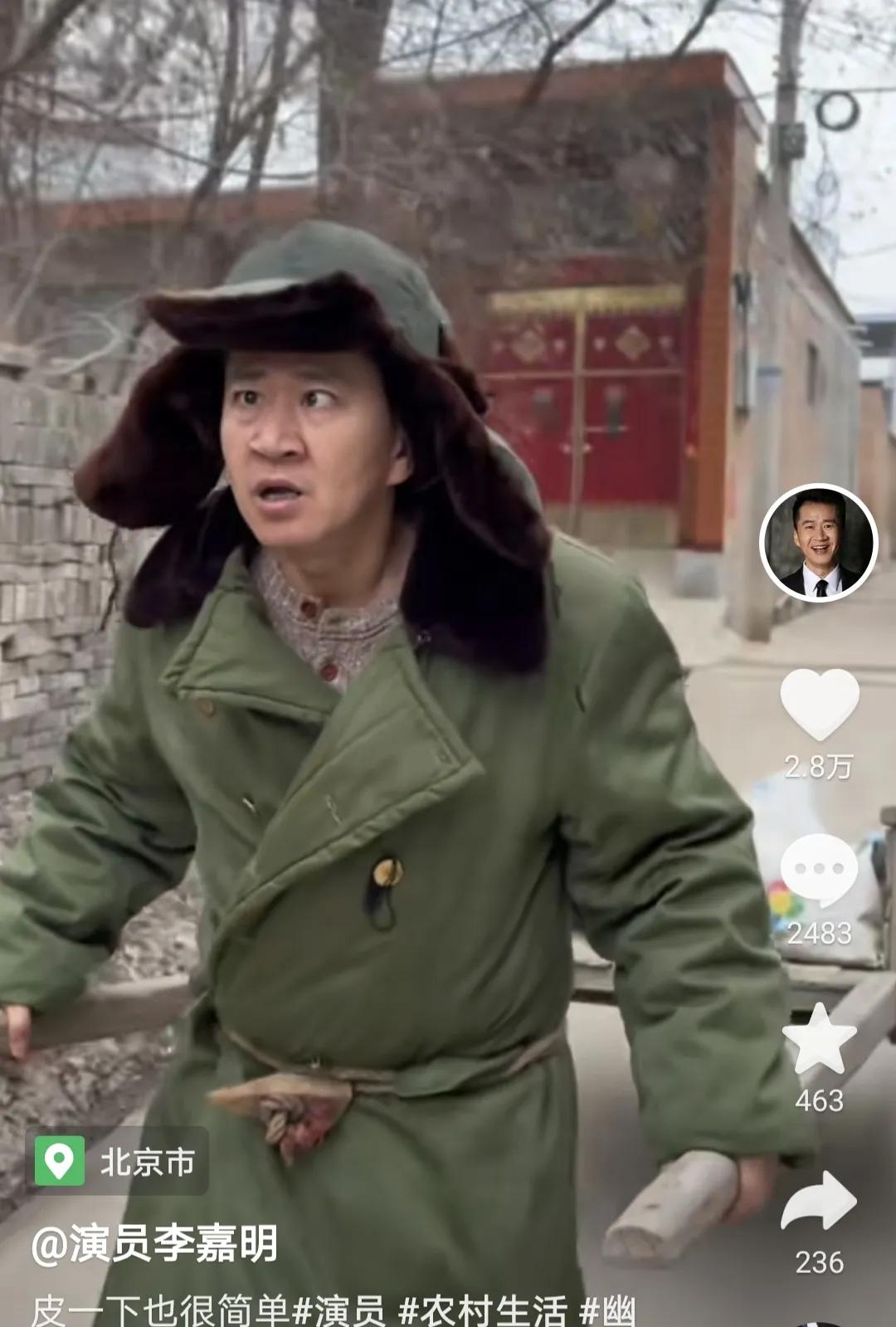 The actor Li Jiaming wears an army green coat and sells millet in the ...