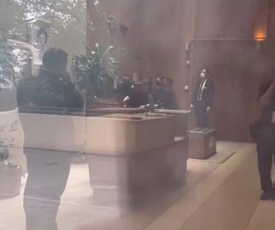 Coco Lee's cremation screen was exposed, the elder sister pressed the ...