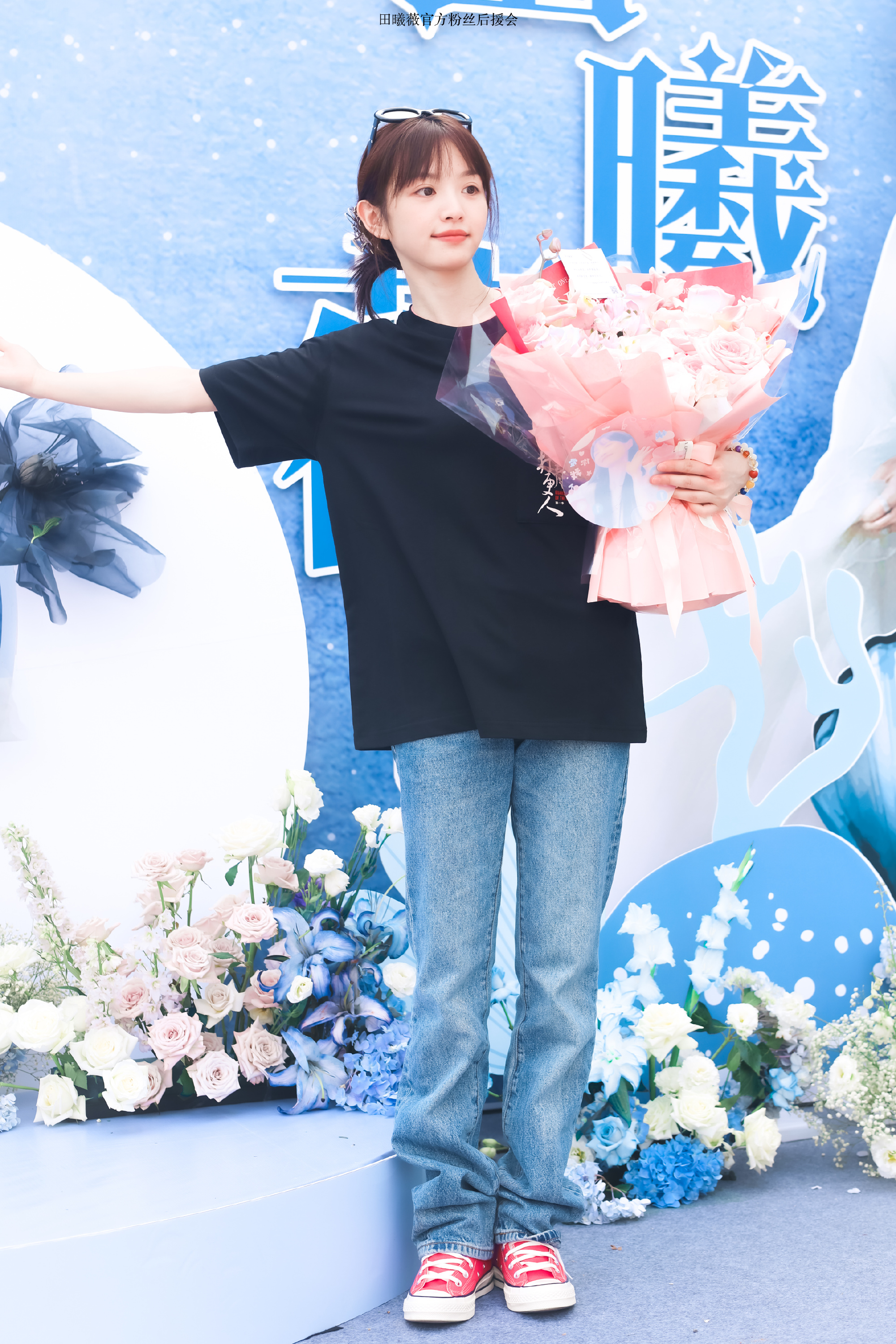 Tian Xiwei wears a classic black T-shirt and jeans with a sweet feeling ...