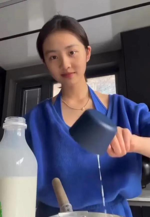 A recent photo of Huang Lei's daughter was exposed, and her facial ...