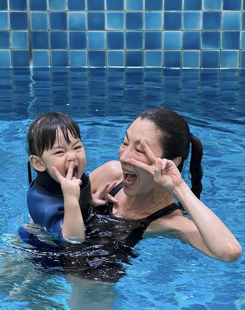 59-year-old Michelle Yeoh takes a swimsuit photo!With her granddaughter ...