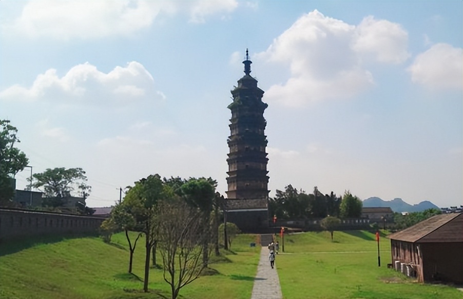 What are the characteristics of the tower buildings in the Eastern Han ...