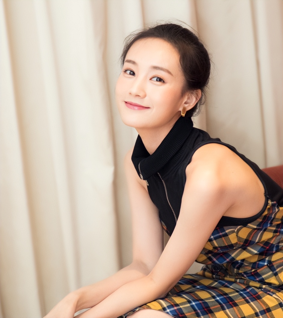 Li Yitong took off his shoes and flew barefoot on the plane, causing ...