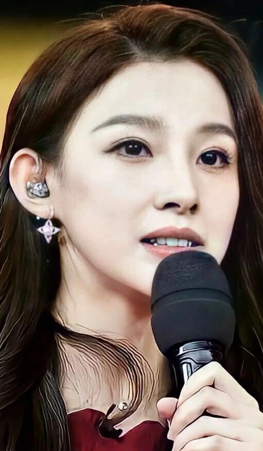 Li Sisi, Zhou Tao, Dong Qing, Li Hong, Zhu Xun, Fang Qiong, Liu Yan and other hosts, who is the ...