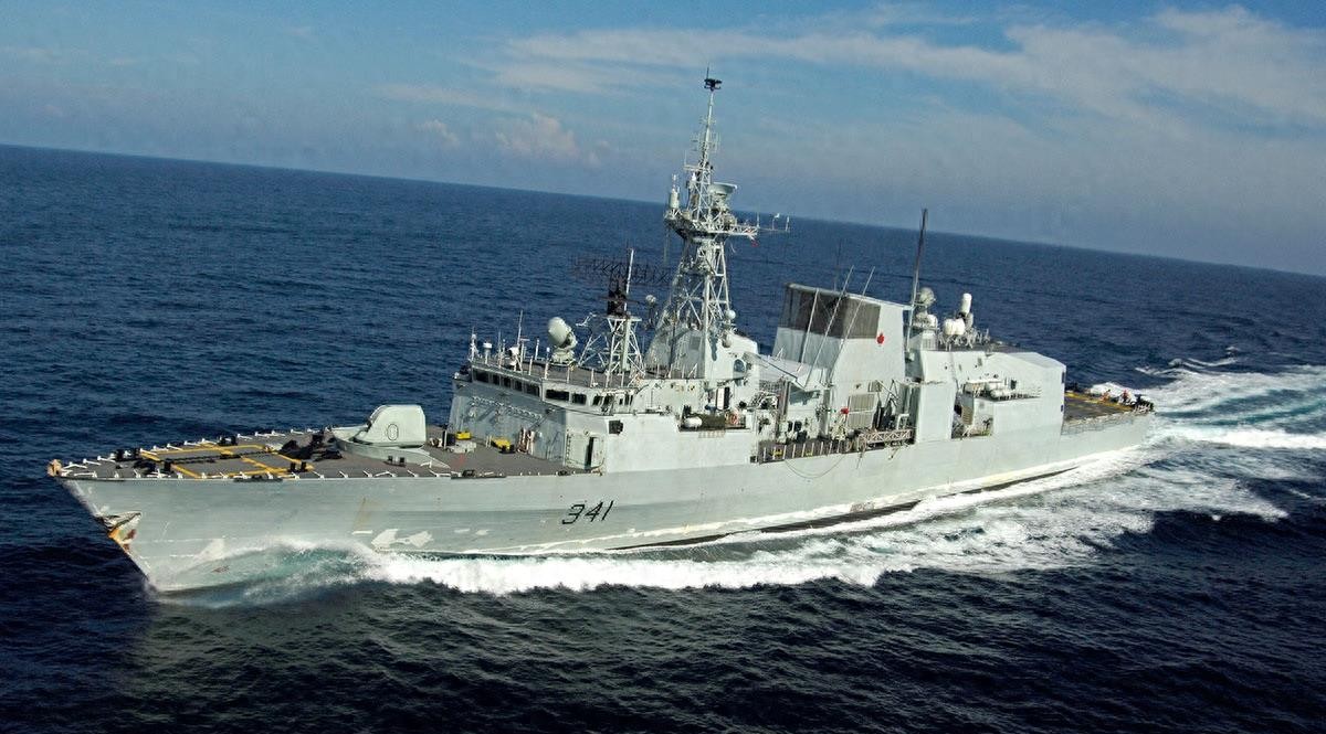 The Canadian warship was about to cross the Taiwan Strait. 052D approached one kilometer away ...