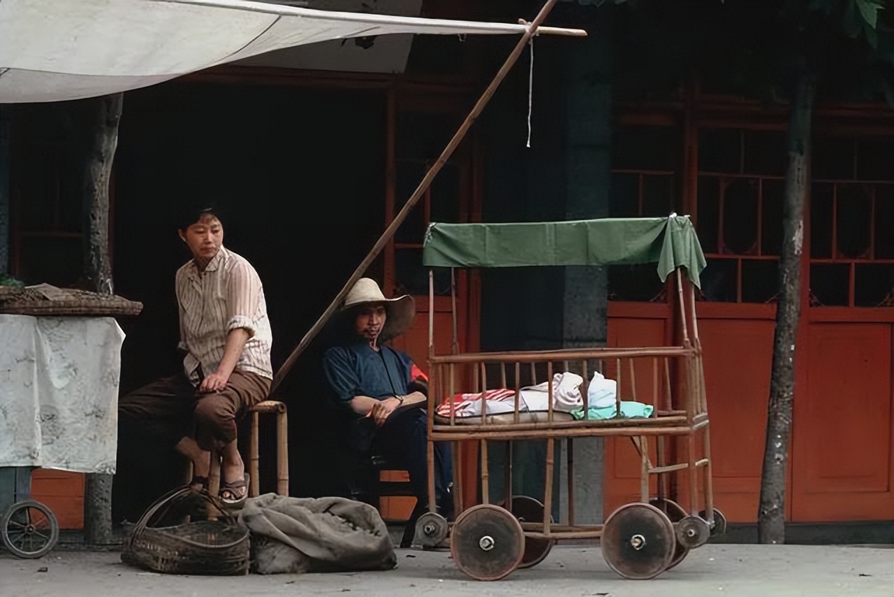 Old photos of Chengdu in the early 1980s - iNEWS