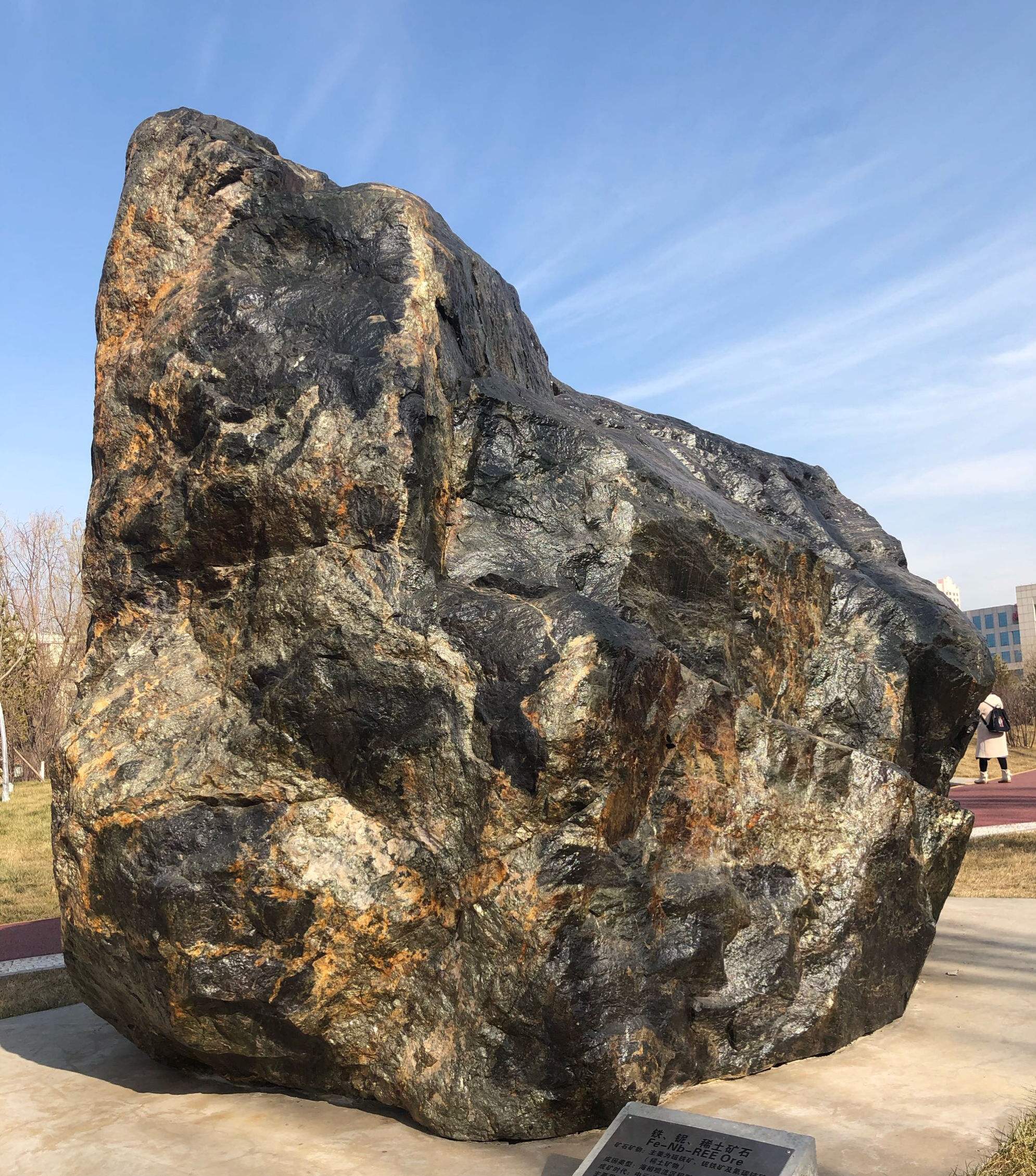 Discussion on the material source of super-large ore deposits from ...