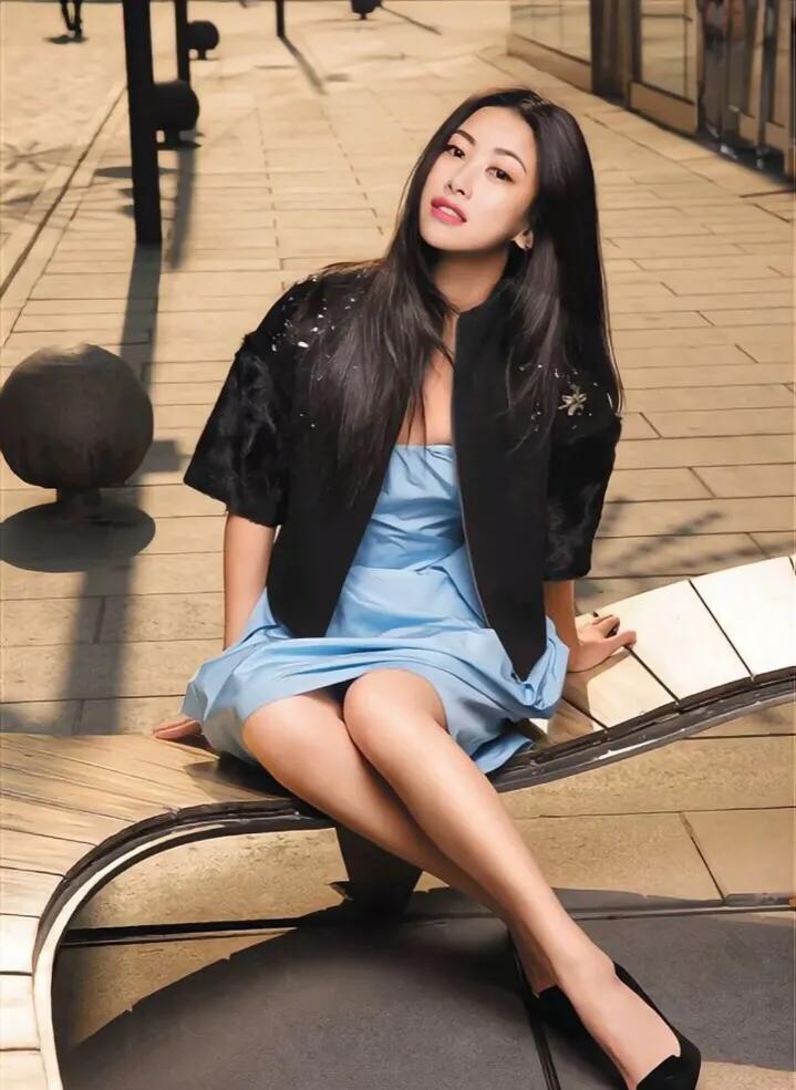 Celebrity Zhu Zhu shows off her good figure - iNEWS