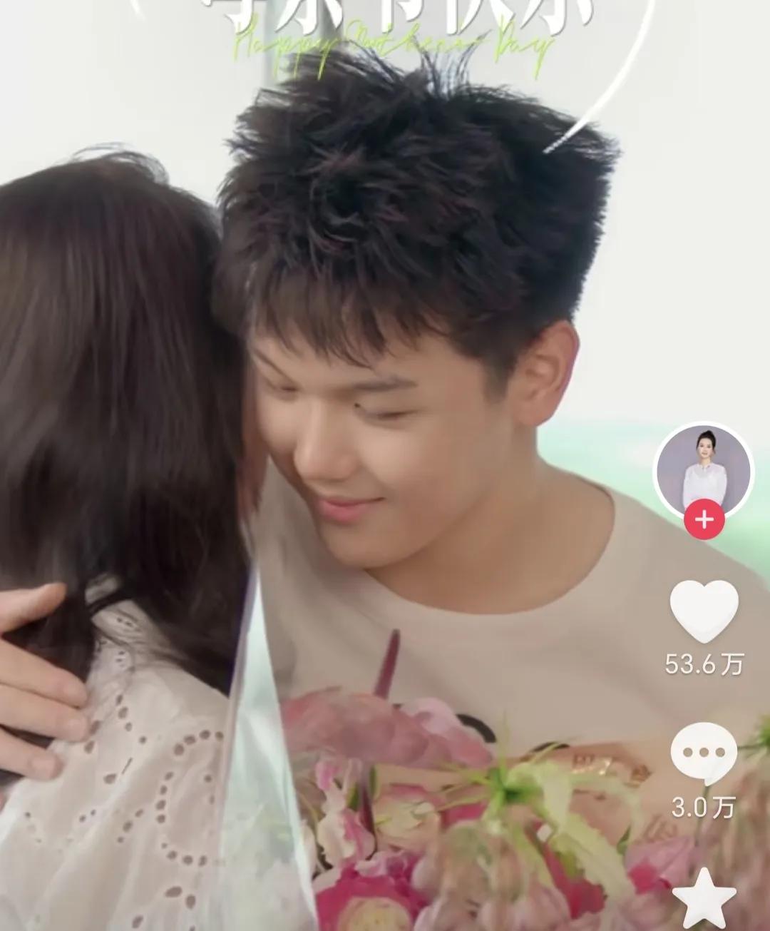 Wang Yan's son looks amazing! The big change in appearance looks like a ...