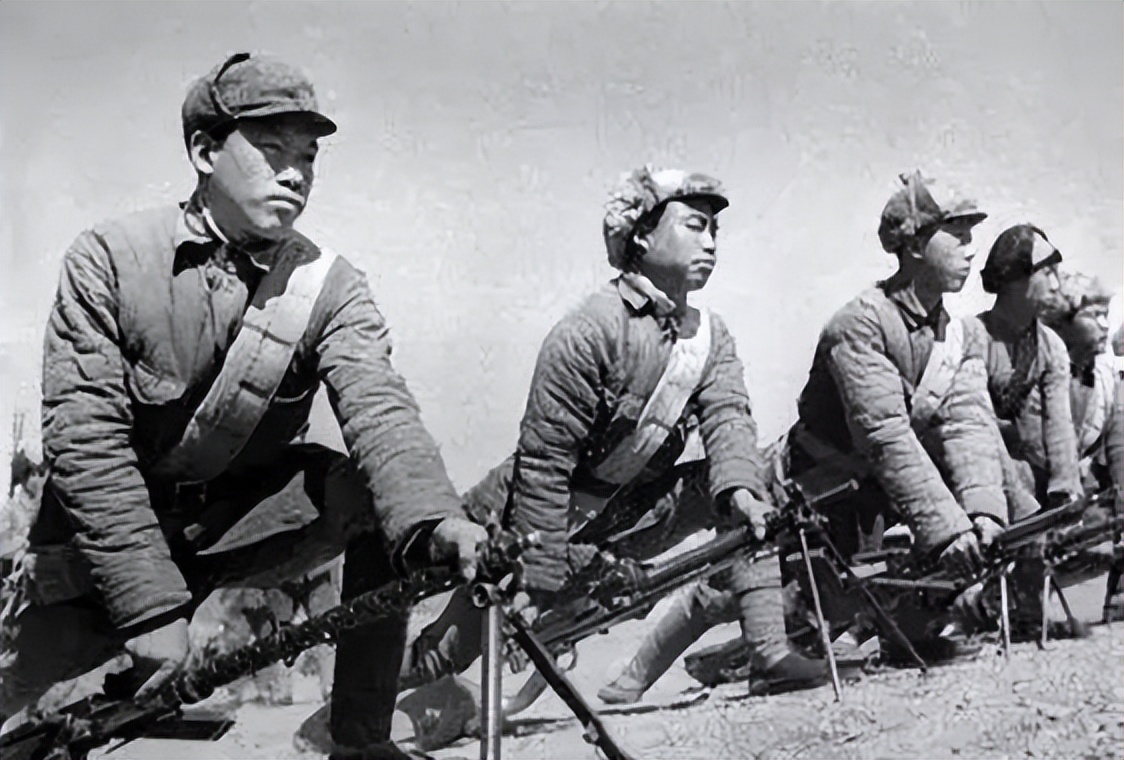 1 The vertical squad leader was stopped by Jiang Jun and asked for his ...