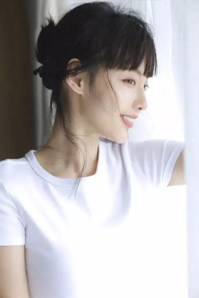 Zhang Jia Ni is so cute, Qi Liu Hai exposed navel short-sleeved T-shirt ...