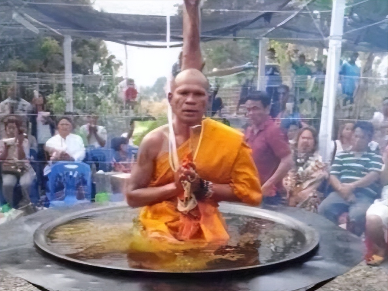 It's so weird!Thai monks meditate in a frying pan. After learning the ...
