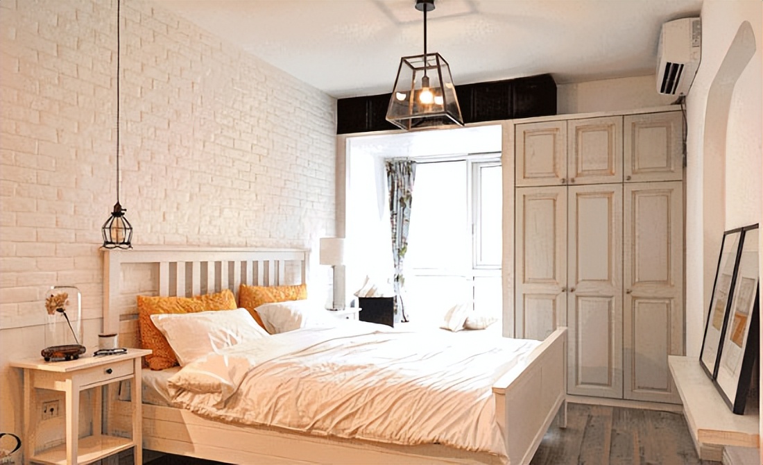The 10 square meter bedroom is decorated in this way to make it look ...
