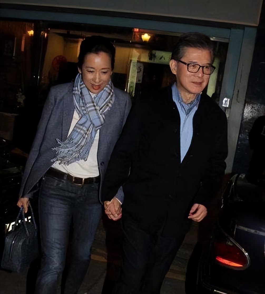 Zhu Lingling reunited with sisters from Hong Kong. She is still young ...