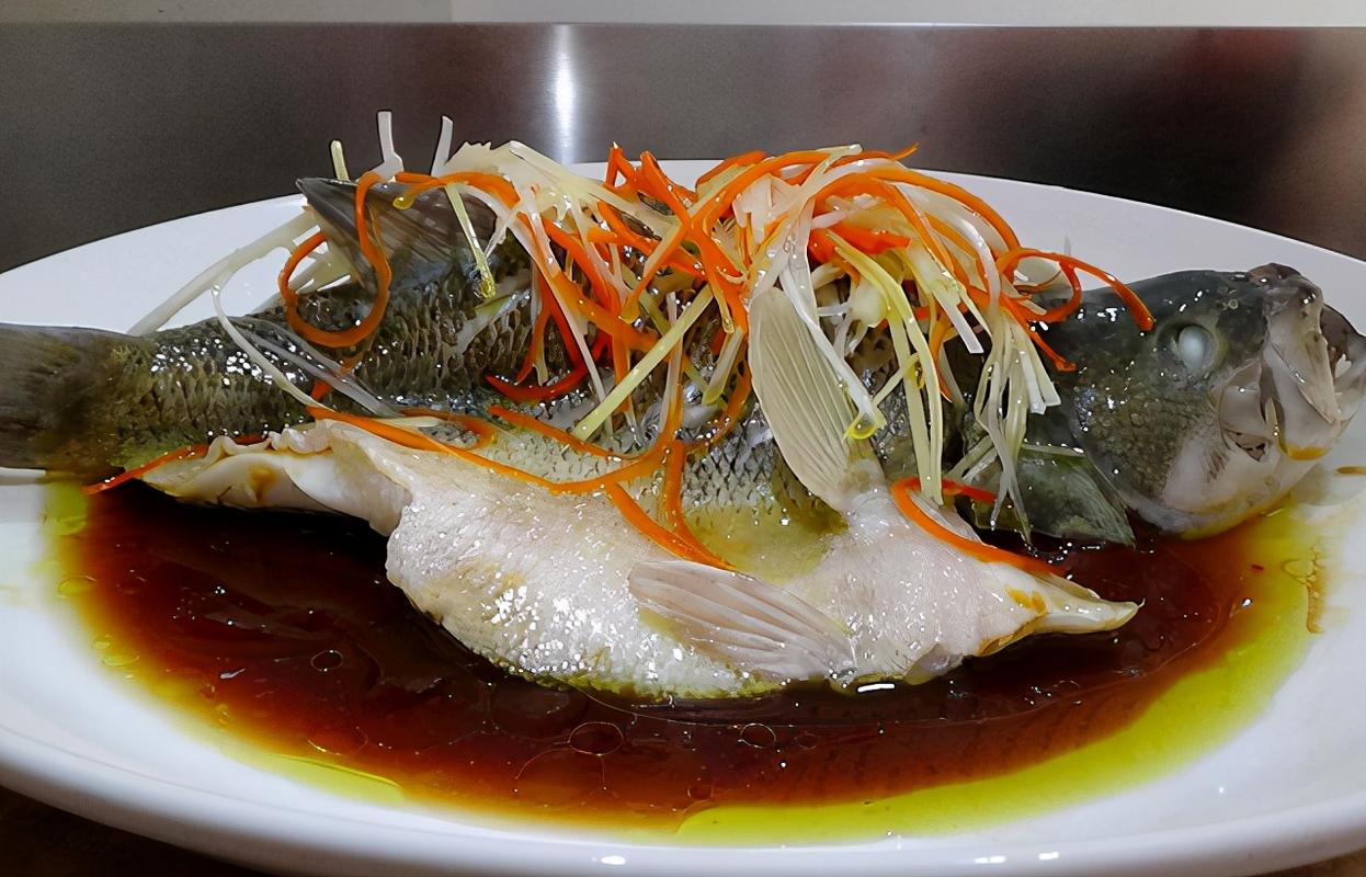 Steamed sea bass, remember not to put salt and cooking wine, teach you ...