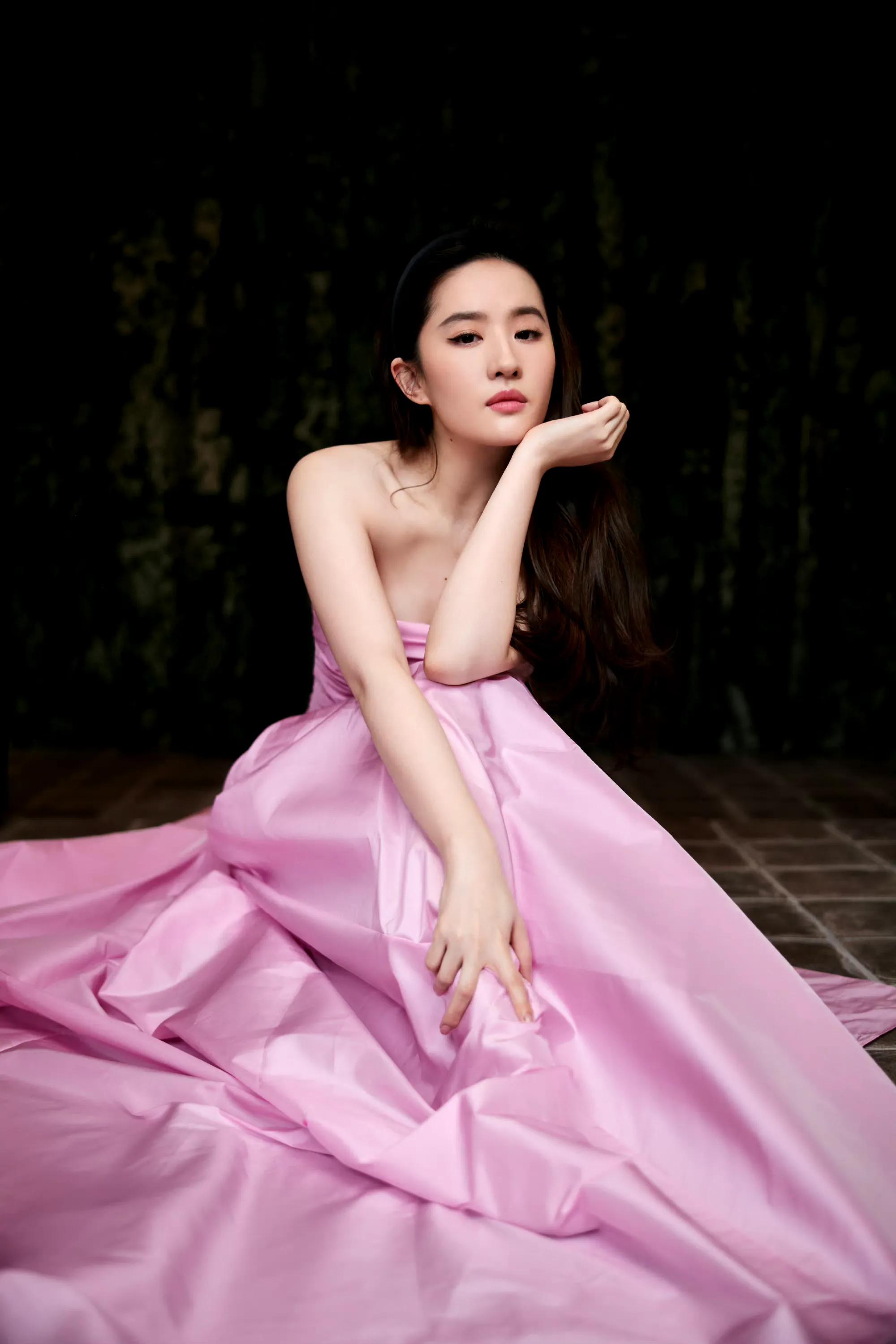 Liu Yifei wore a pink tube top dress with a beautiful face and a fairy ...