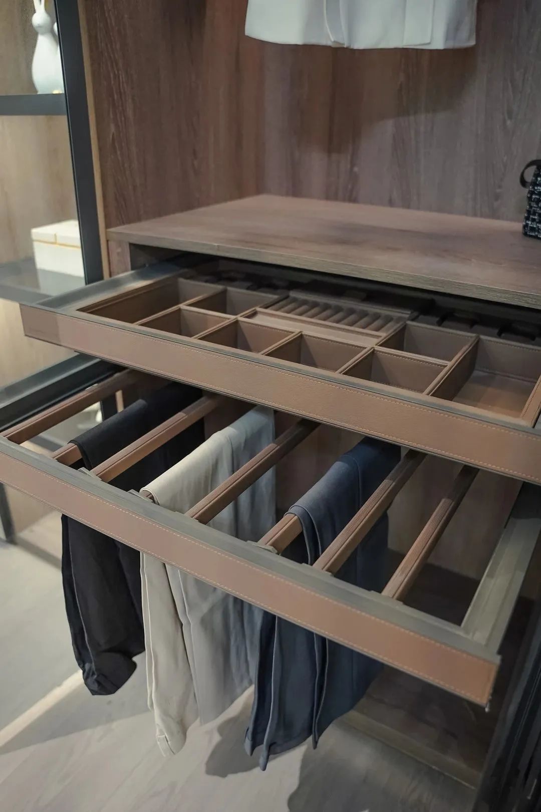 This kind of wardrobe design scheme can meet your different storage ...