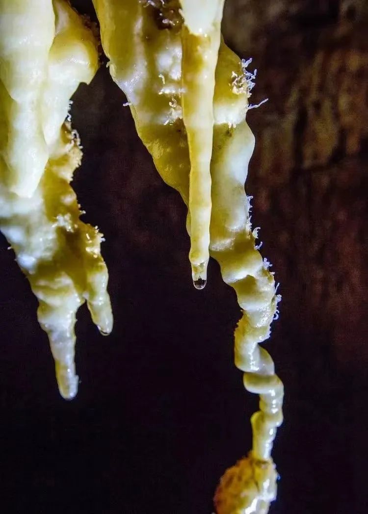 "Goose Pipe Stone" Bead Curtain in the Cave - iMedia