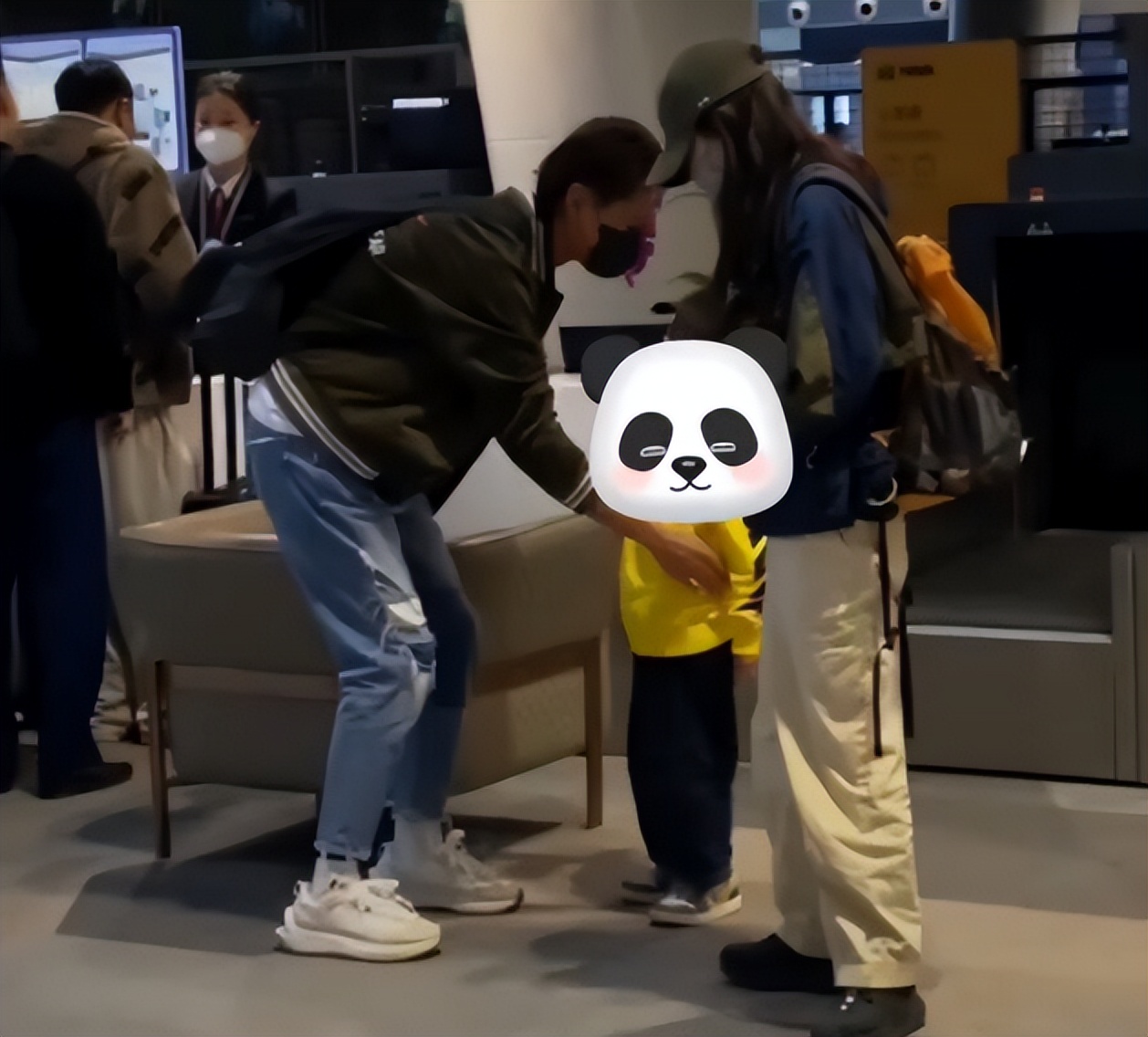 Ella's family of three returned to Taiwan during the Ching Ming ...