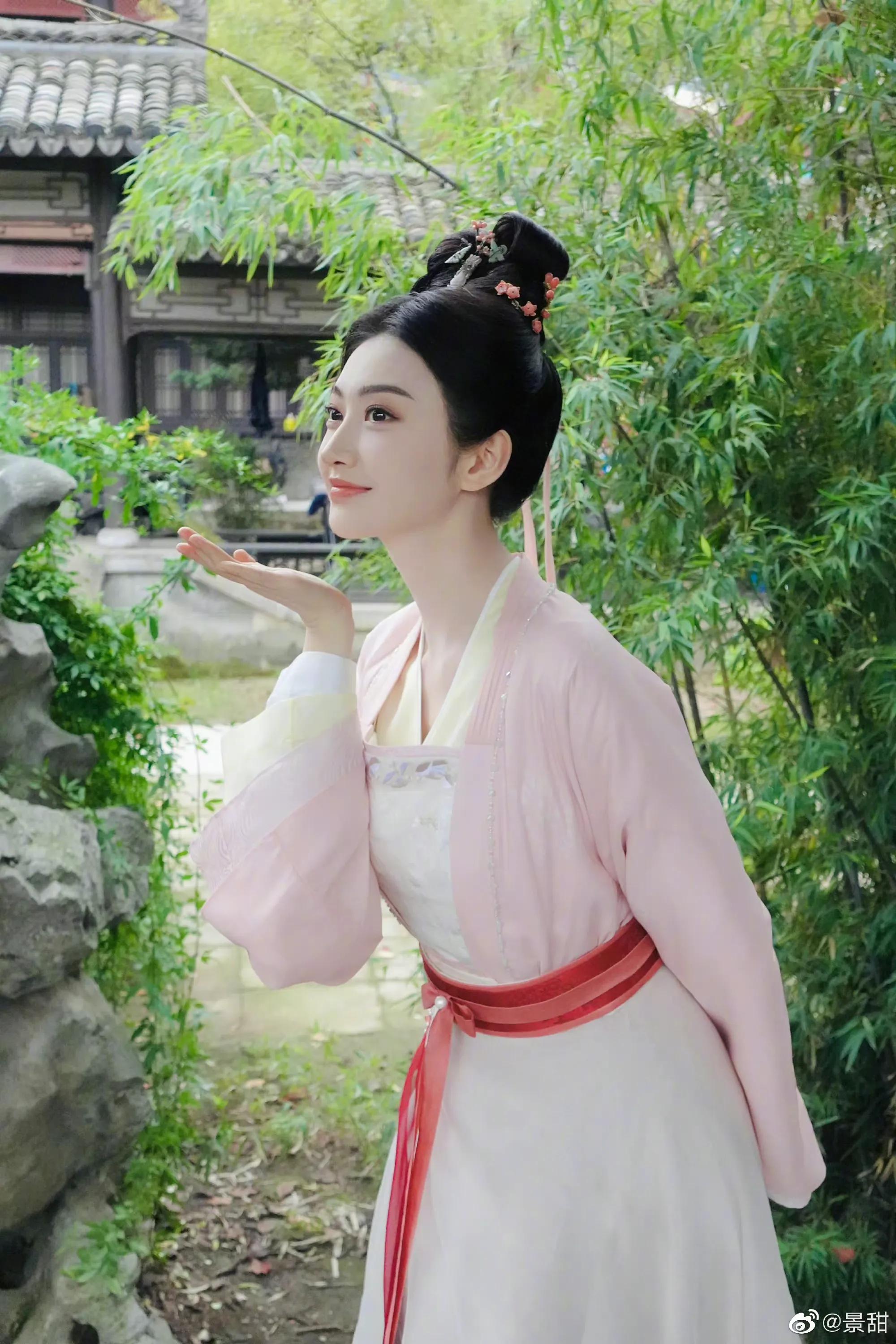 Jing Tian's scorching and romantic finishing the Jiugongge, wearing a ...