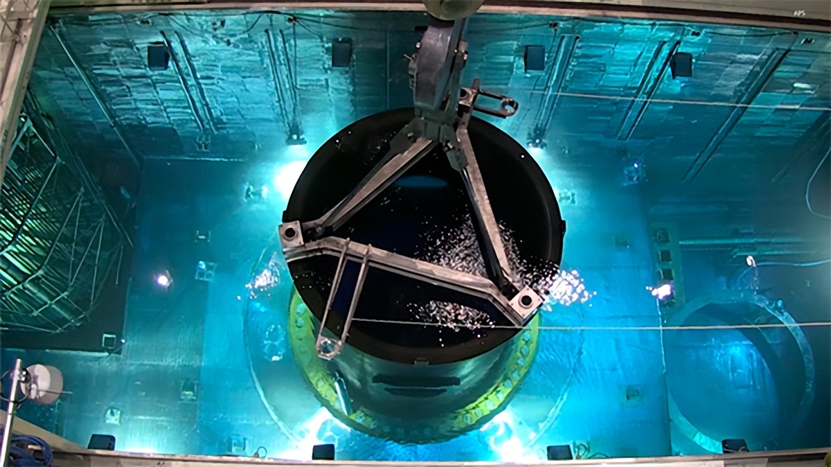 Largest source of neutrinos on Earth - a commercial nuclear reactor - iNEWS