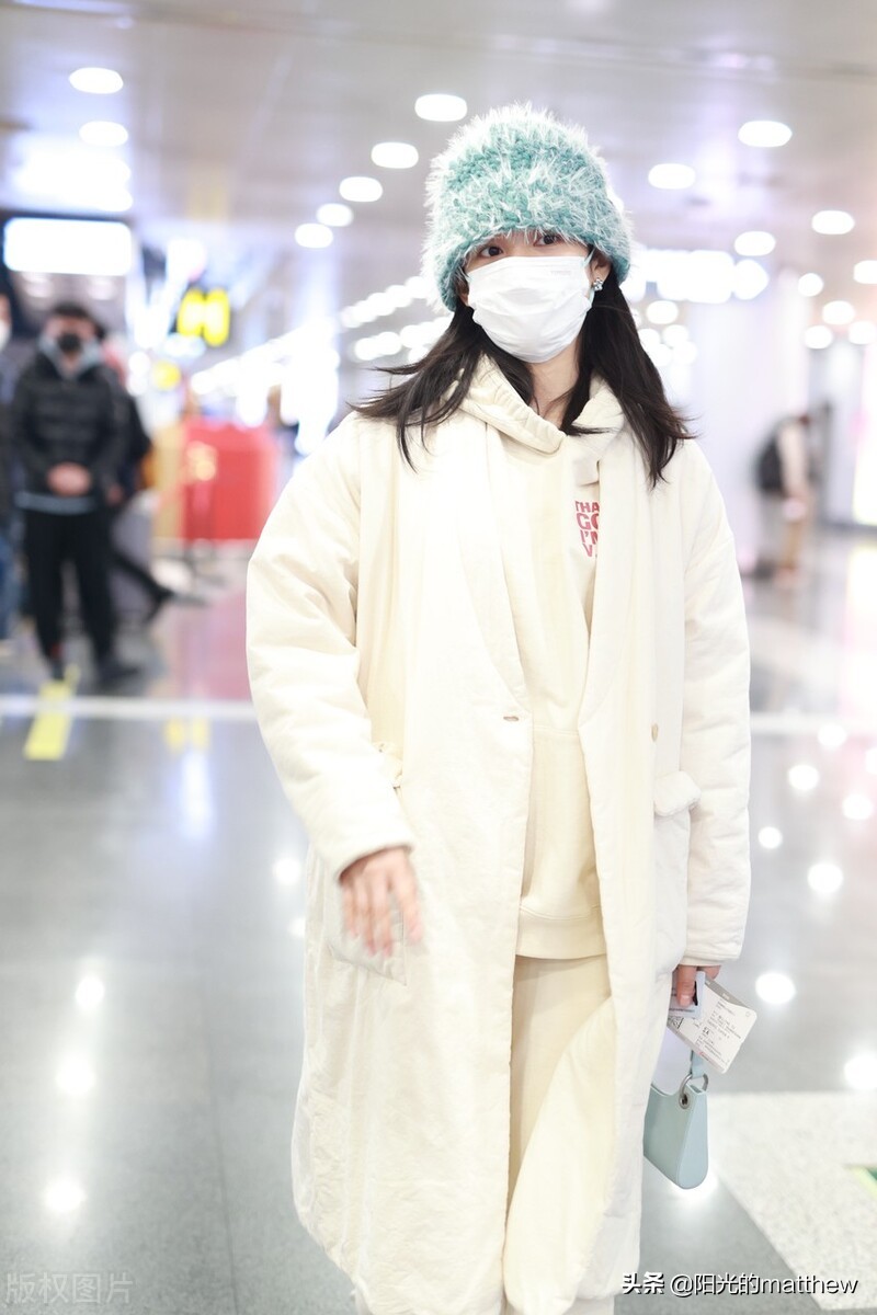 Zhang Jingyi appeared at the airport in a white cardigan coat and ...