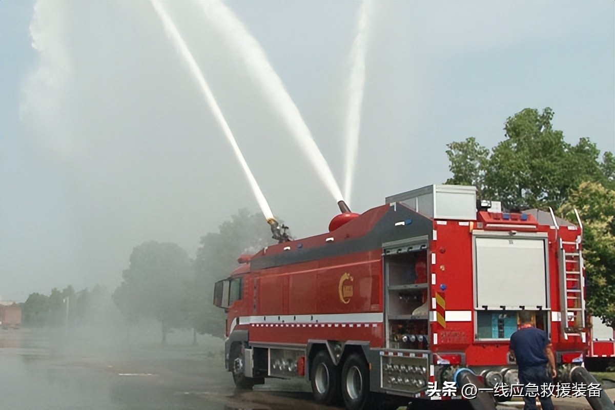 There are three large-flow fire cannons on the roof, and the small ...