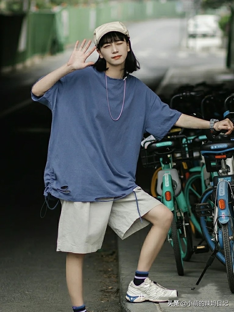 This year, there is another kind of clothes called "tattered shirts ...