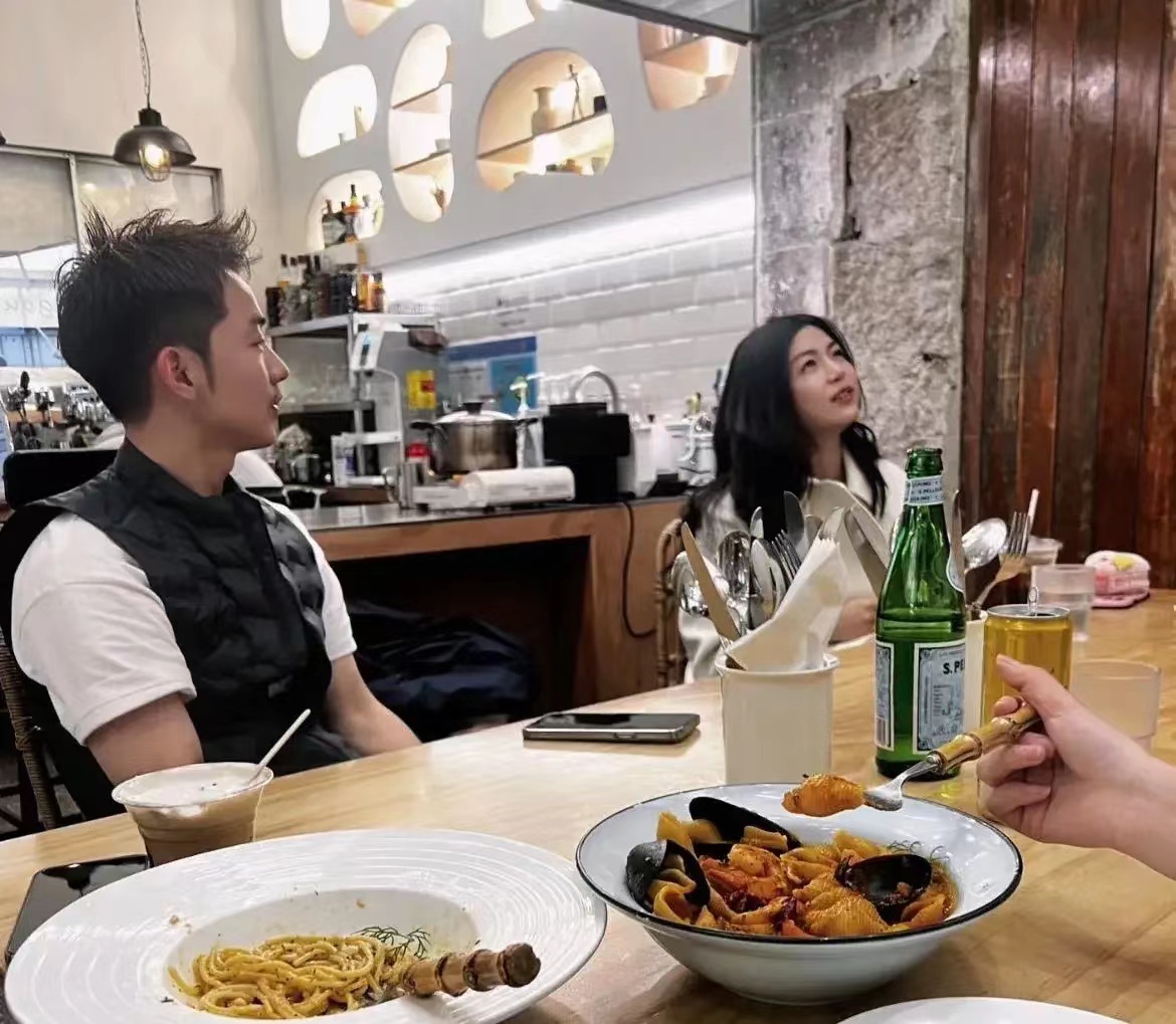 Michelle Chen's birth picture is exposed, she has fair skin, a round ...