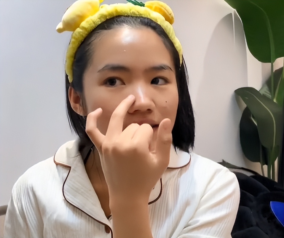 Cui Jin hugged Li Leyou with one hand, and bluntly said that if it weren't for her appearance, I ...