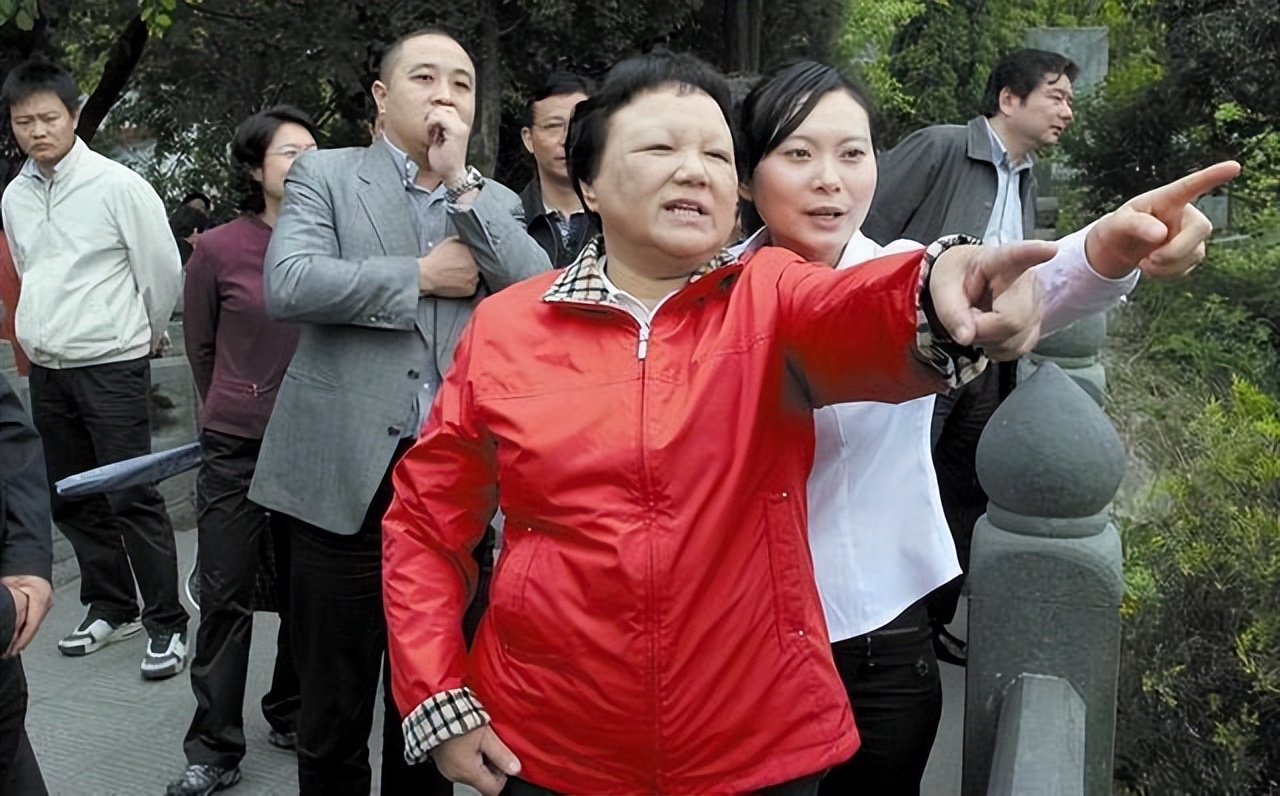 Deng Nan: Deng Gong's second daughter, graduated from Peking University ...