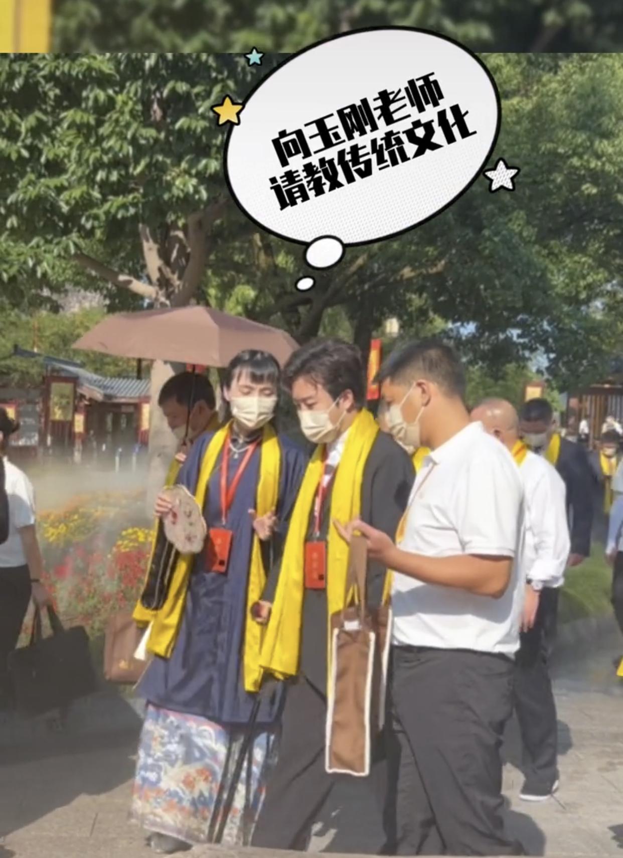 44-year-old Li Yugang participated in the festival on crutches. He ...