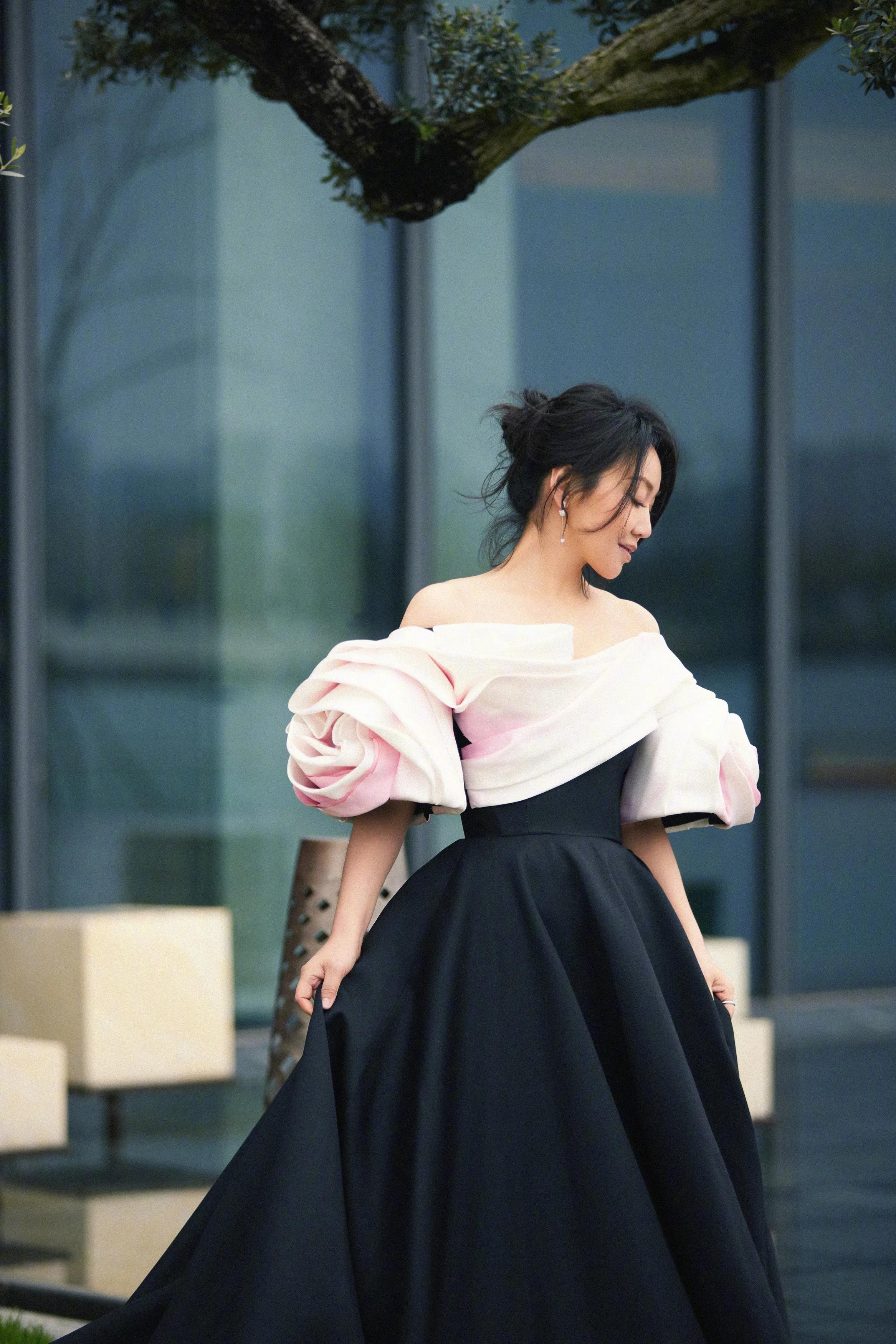 Yan Ni Qiangwei blooms so beautifully, and her sister is also blooming ...