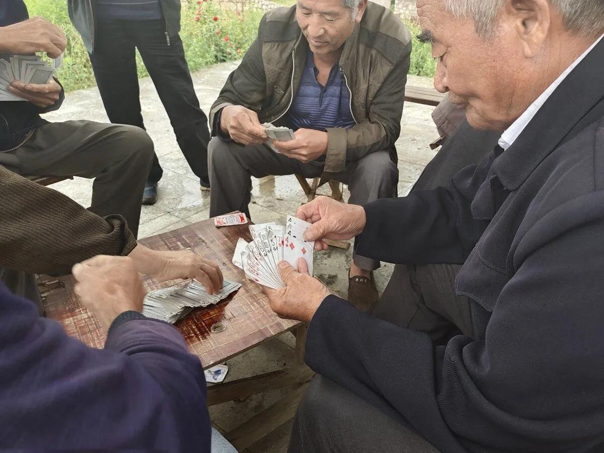 Yantai people play poker - iNEWS