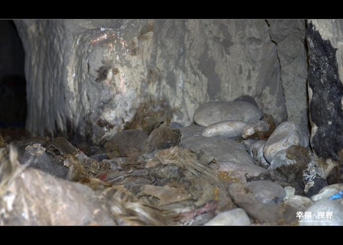 Exploring the corpse cave in the Guge Kingdom of Tibet, the scene ...