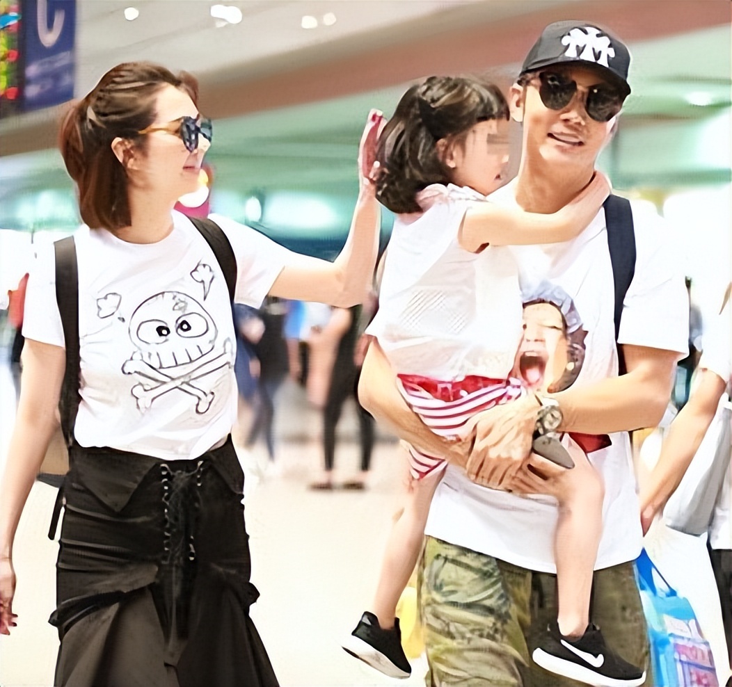 After the fake divorce, Hong Xin took the initiative to kiss Zhang Danfeng, a family of three ...