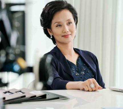 Murong Yunhai's mother, Li Ying, walked on the catwalk, Hu Bing was ...