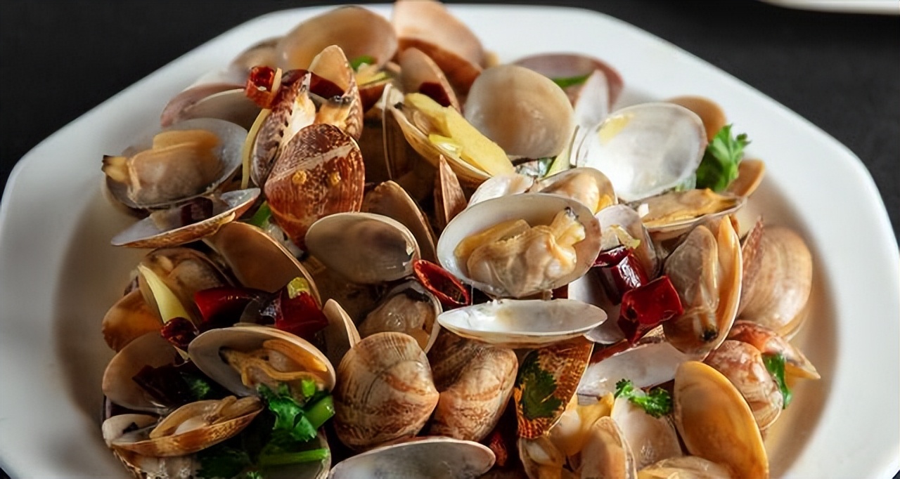 Why are the fried clams in the restaurant tender and not shelled? In ...