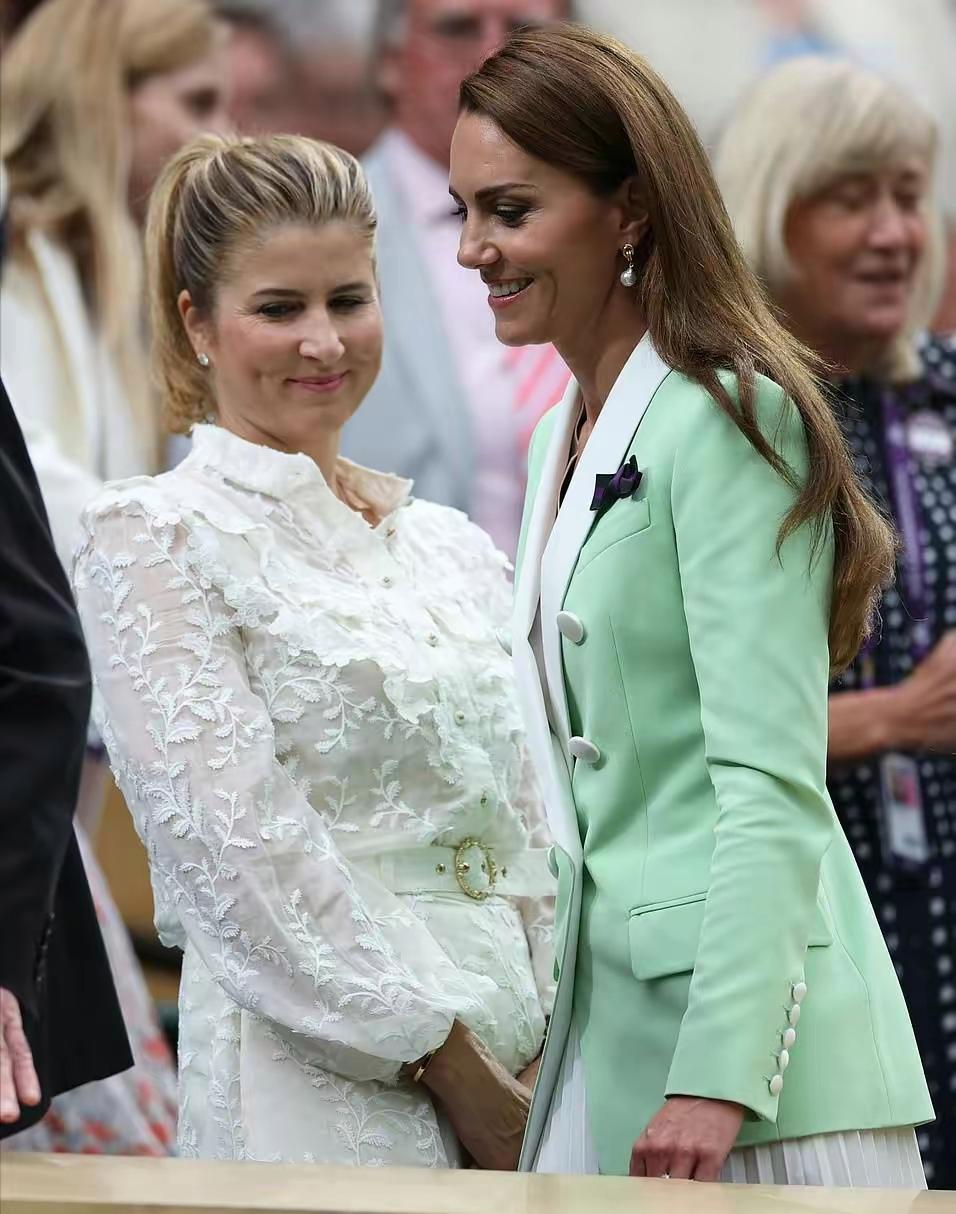 Kate is so good at dressing up. She wore a 18,000 yuan suit with a ...