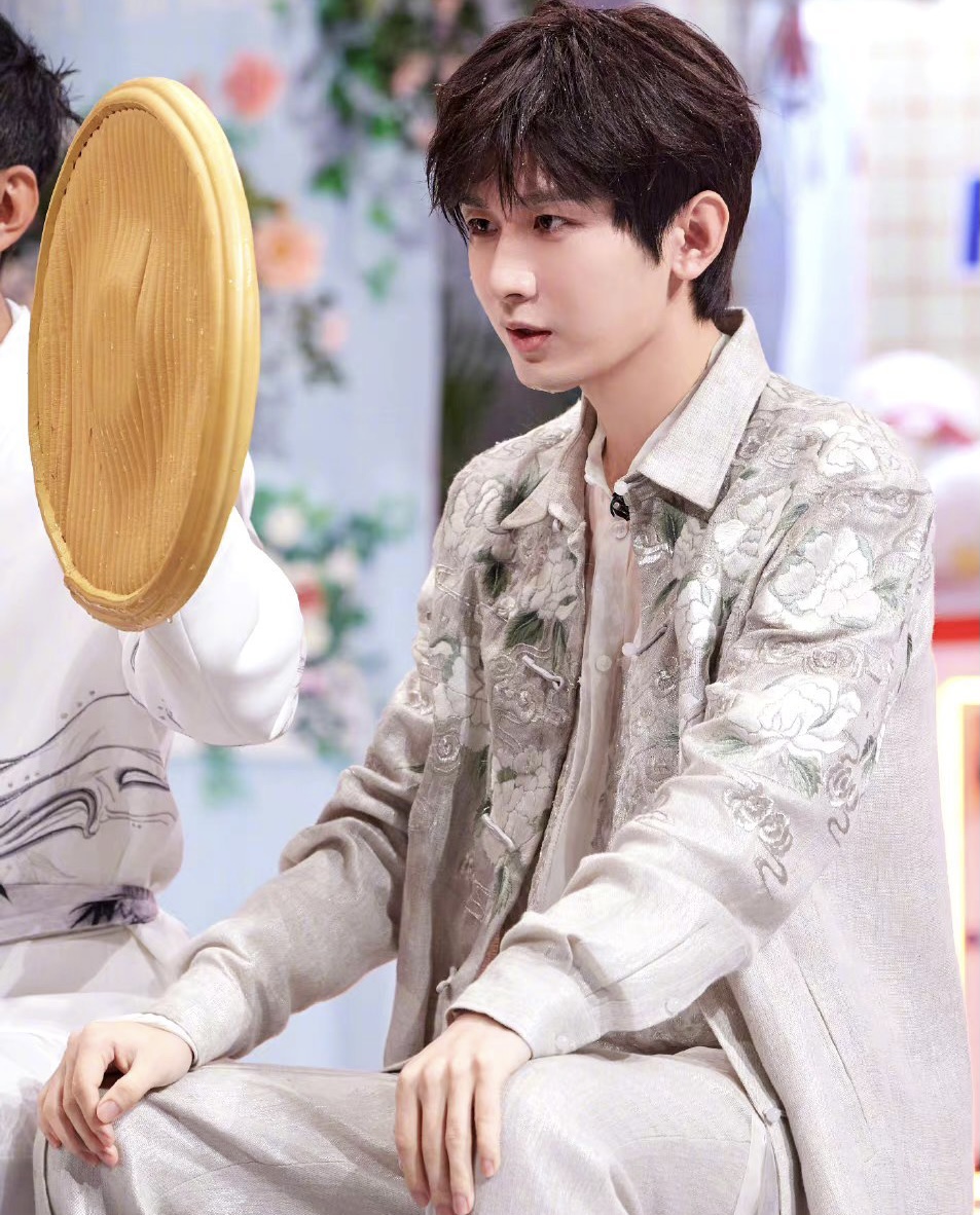 The ending of the CCTV version of "Lotus Tower" has been changed, and ...