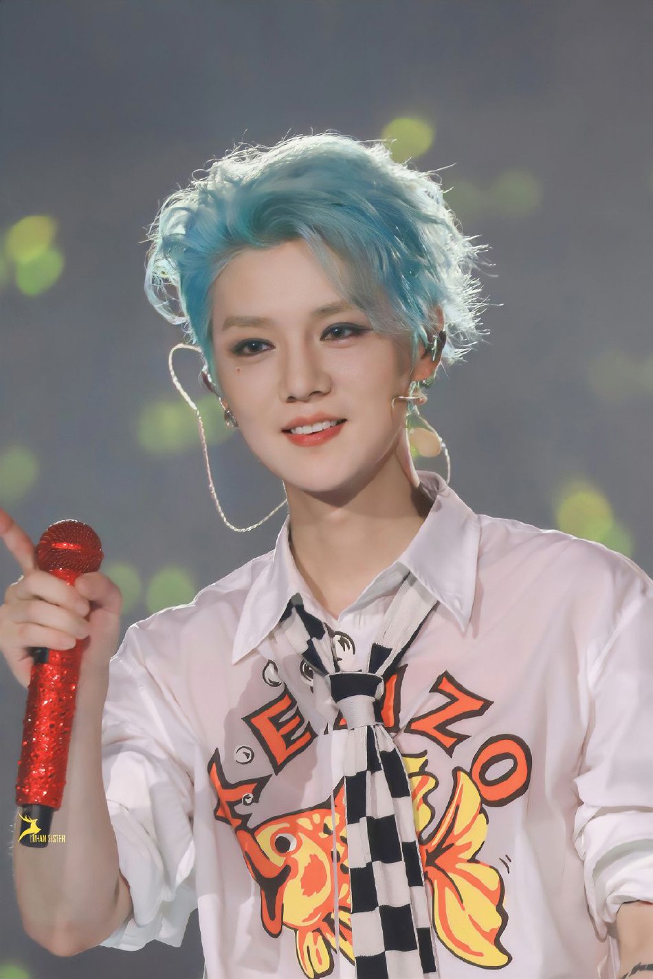 Netizens met Lu Han and Guan Xiaotong at the hotel and accompanied him ...