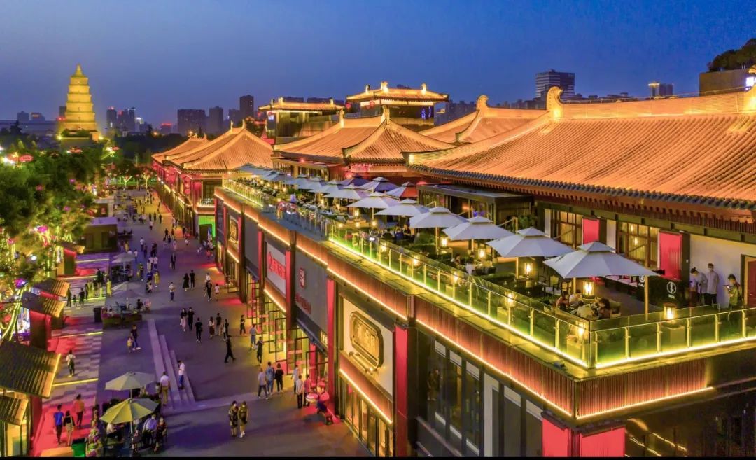 The rainbow dress and the rosy step shake the crown, the prosperous ...