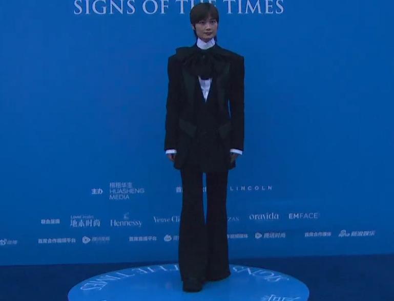 It's the red carpet again! Yang Zifeng is messy, Yin Tao's breasts are ...