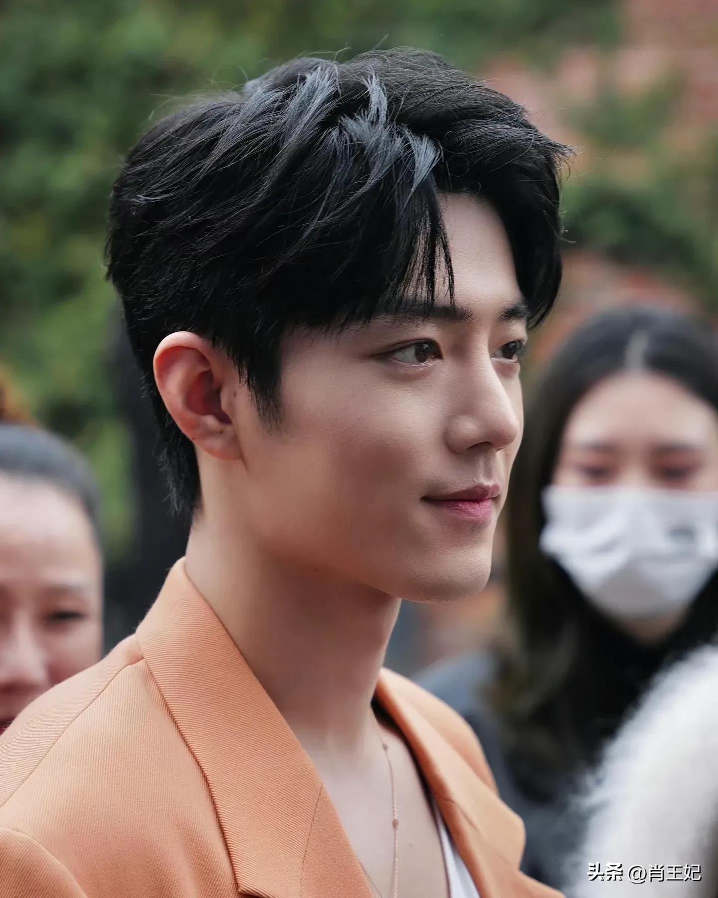 The pores are clearly visible, the grainy muscles are moving towards ...