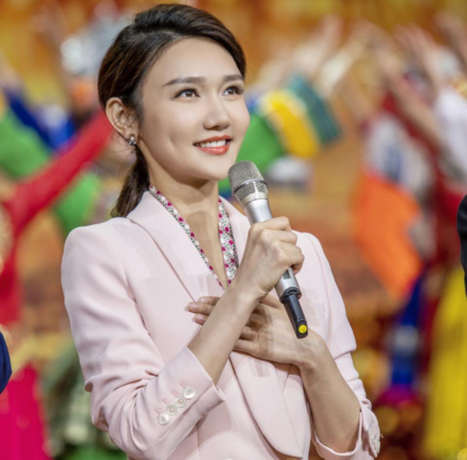 33-year-old CCTV anchor Long Yang: Self-disclosure is "Moonlight Clan ...