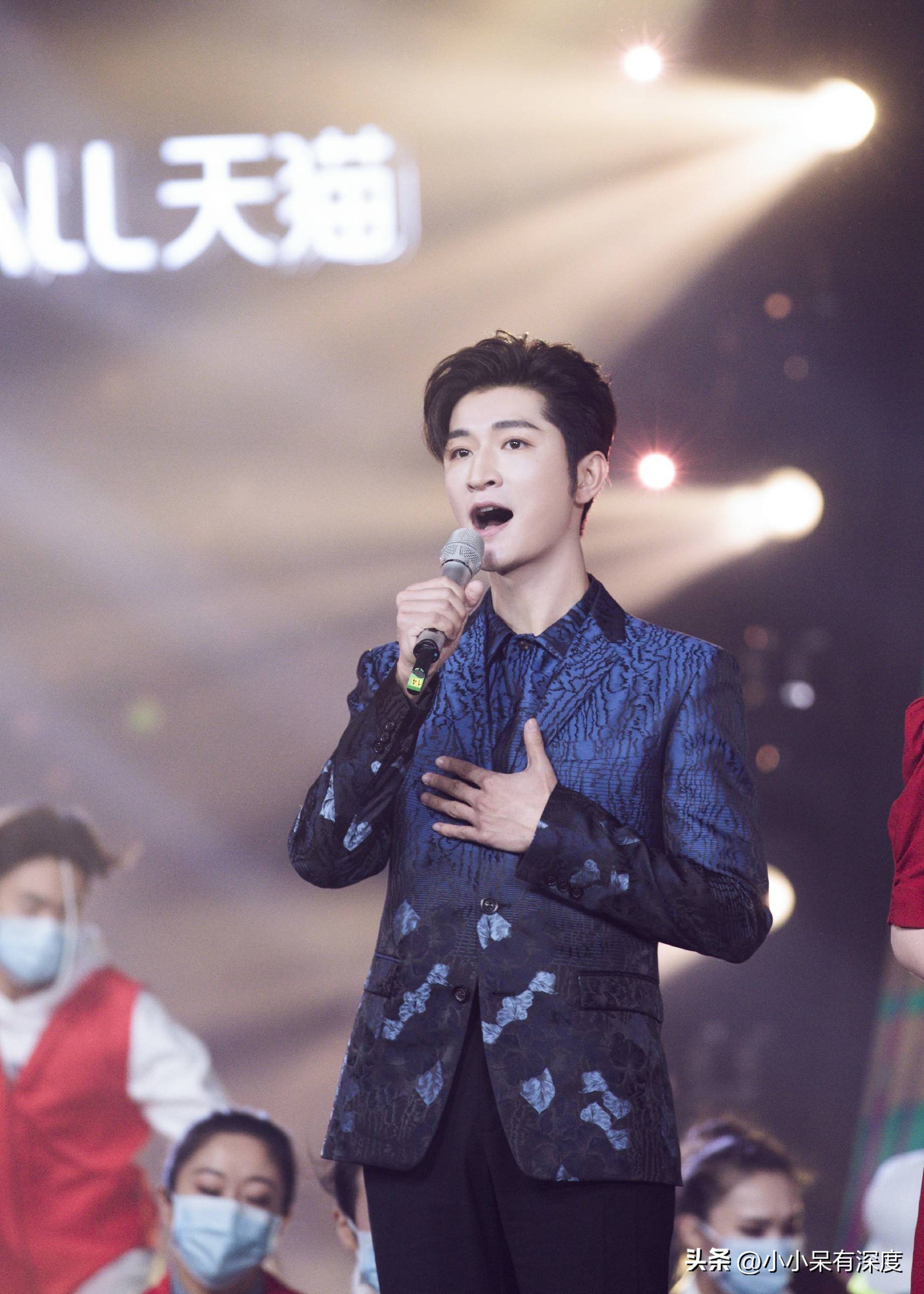 CCTV host Yin Song is not only handsome, but also very talented. He is ...