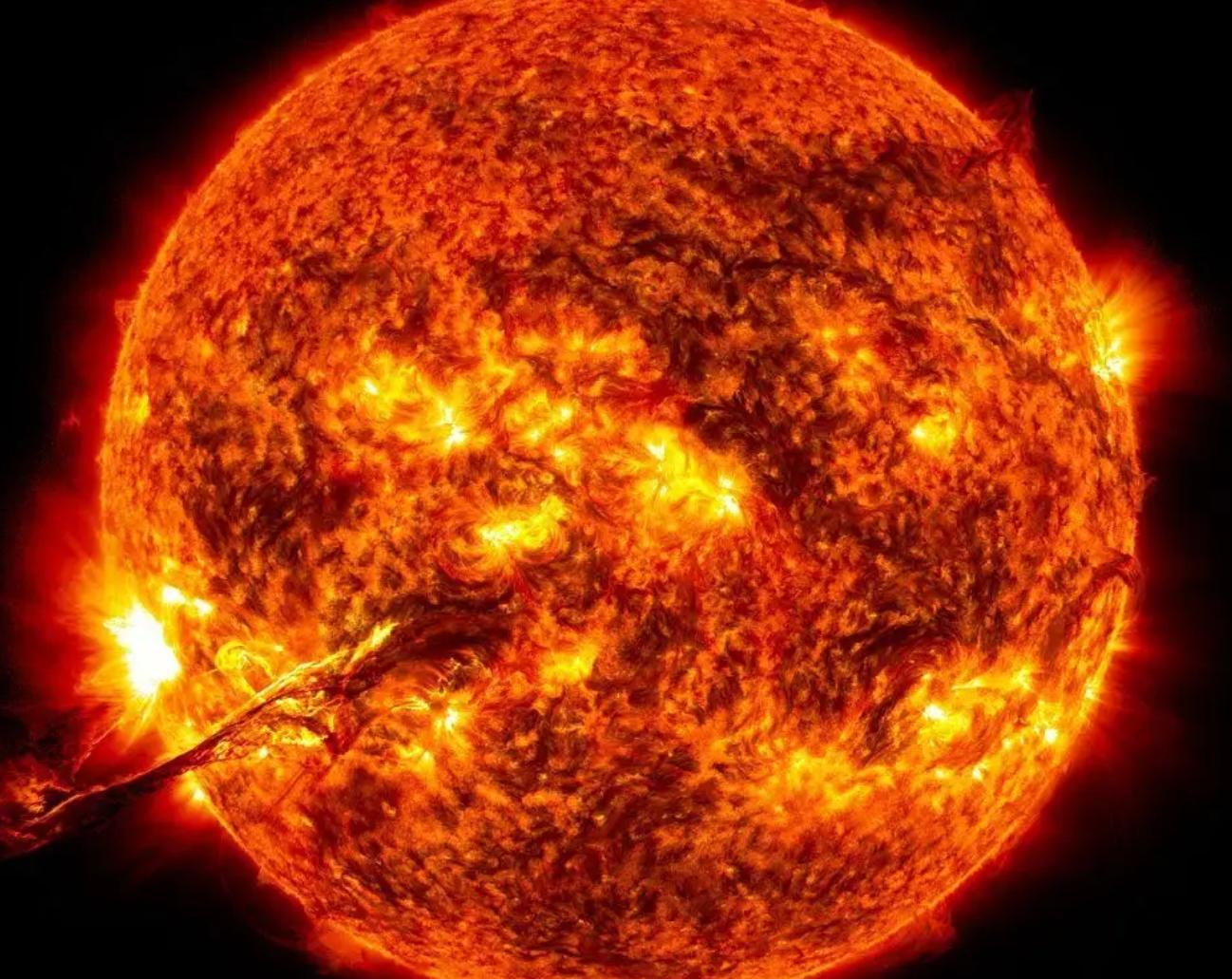 NASA photographed the mysterious "Sun Smile", which looks weird like a ...