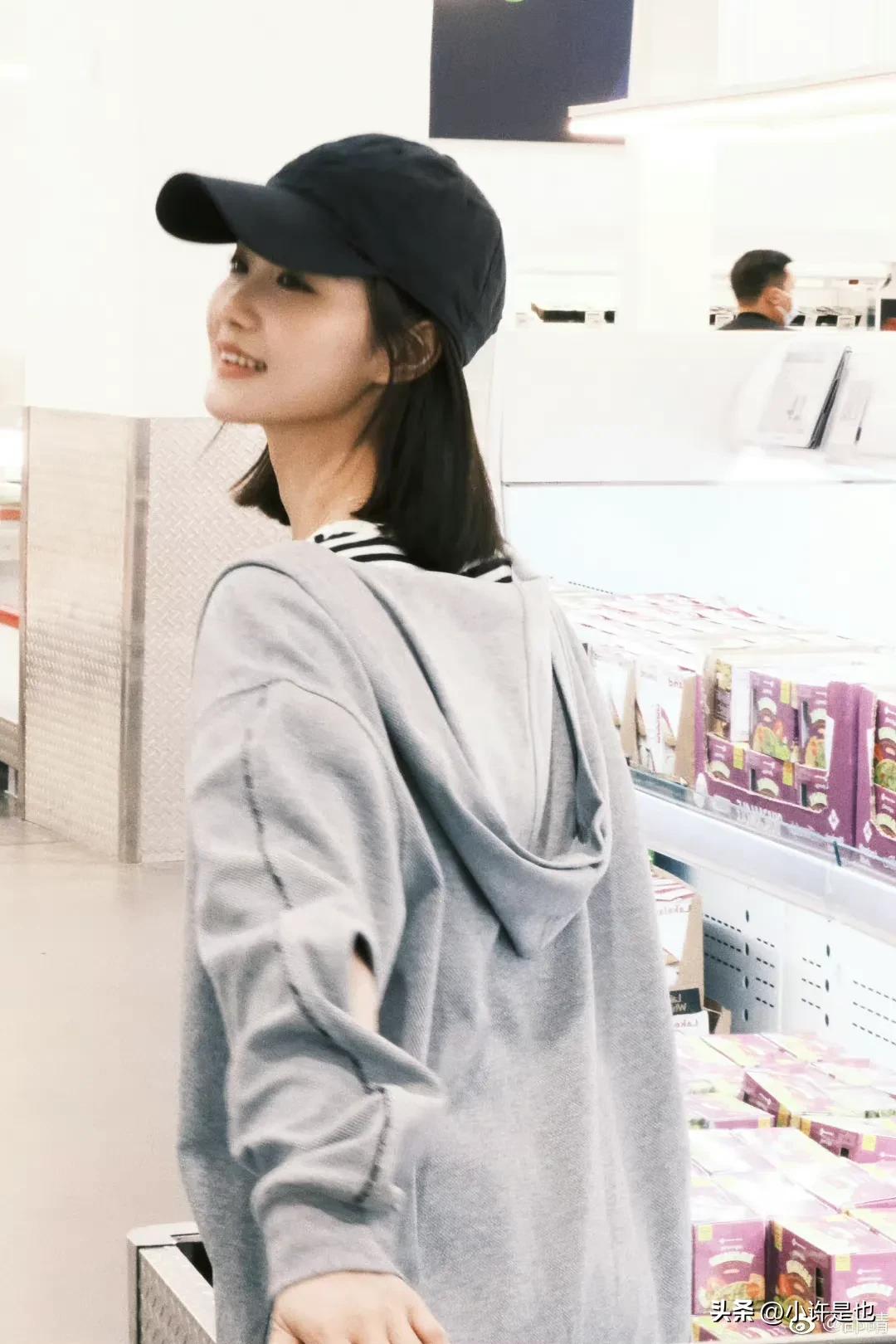 Shao Qing, 21, looks sweet and pure, 14 years younger than Zhang Jiani ...