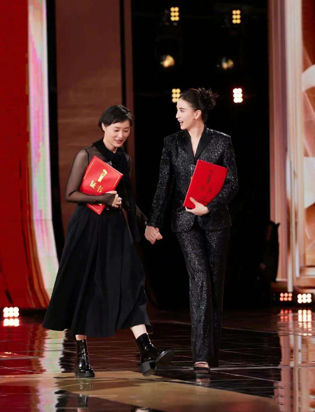 It is rare for Song Jia and Wu Yue to be in the same frame. I did not ...